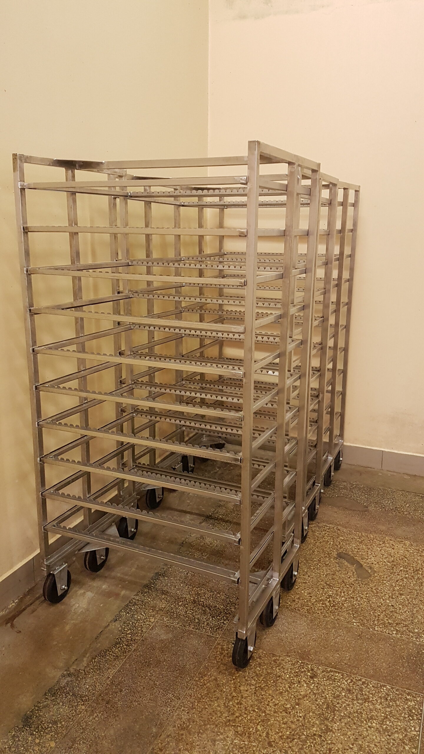 Trolleys for smoking chambers – Faguri