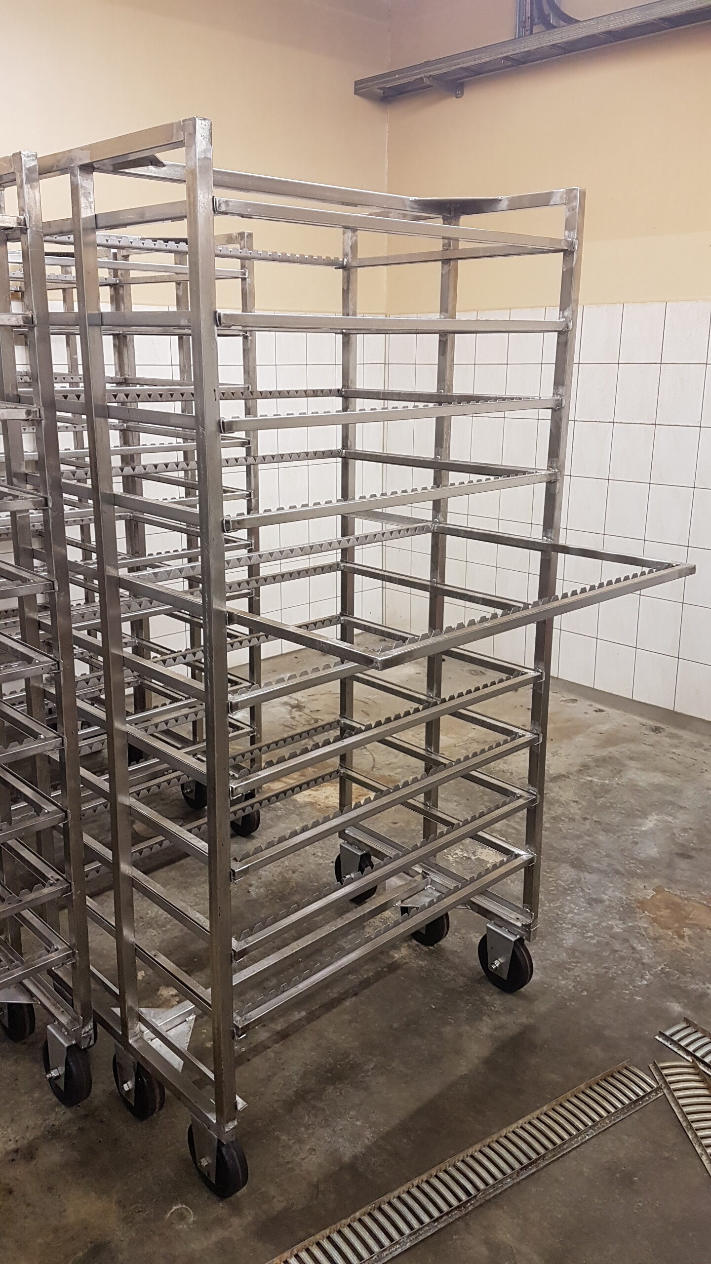 Trolleys for smoking chambers – Faguri